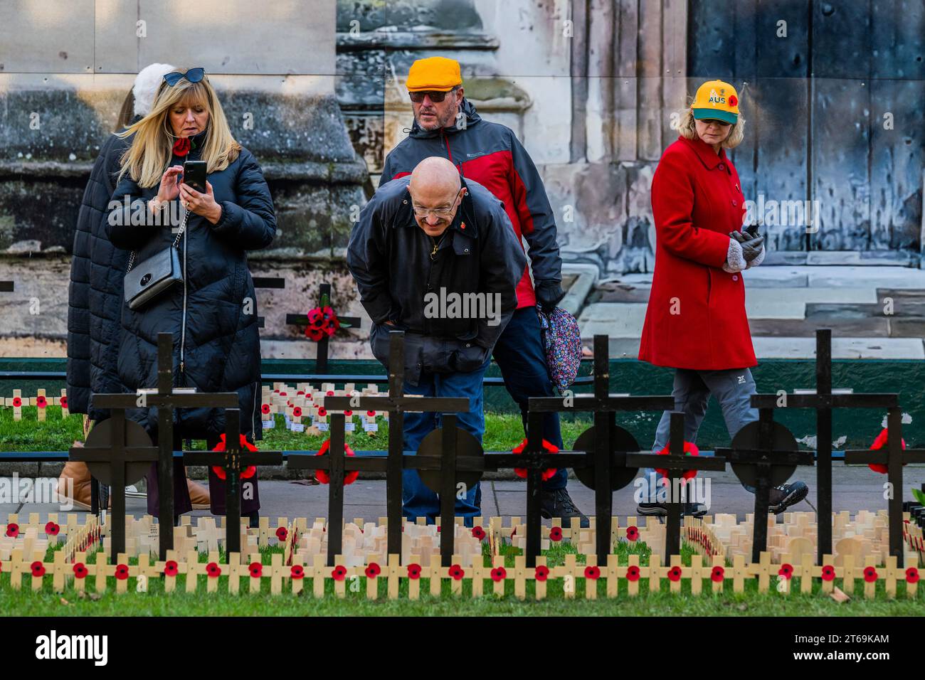 London, UK. 9th Nov, 2023. Those who come to remember mingle with ...