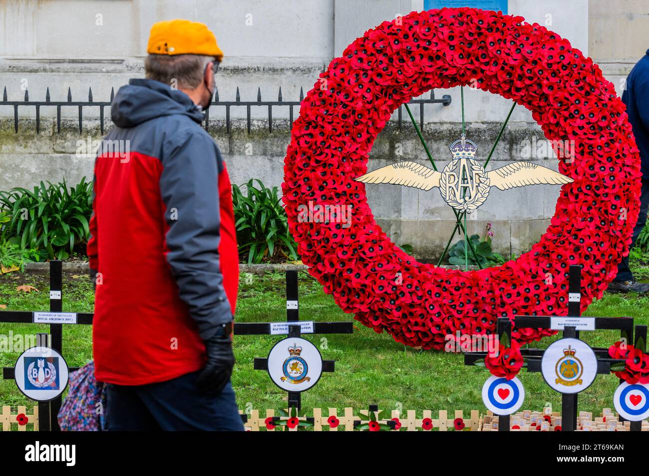 London, UK. 9th Nov, 2023. Those who come to remember mingle with ...