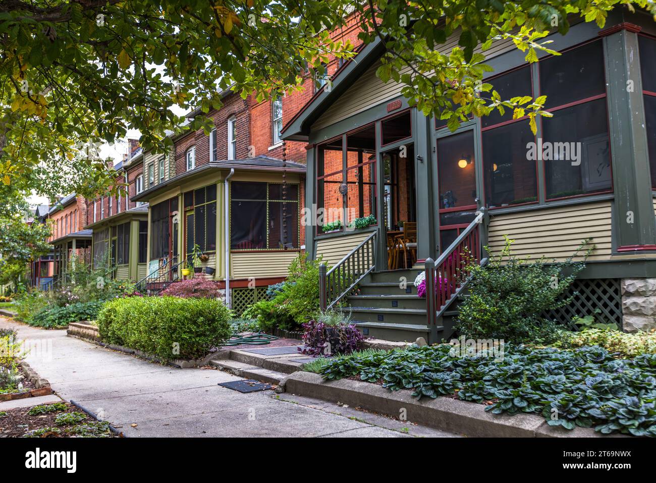 Residential buildings with covered front porches in the Pullman ...