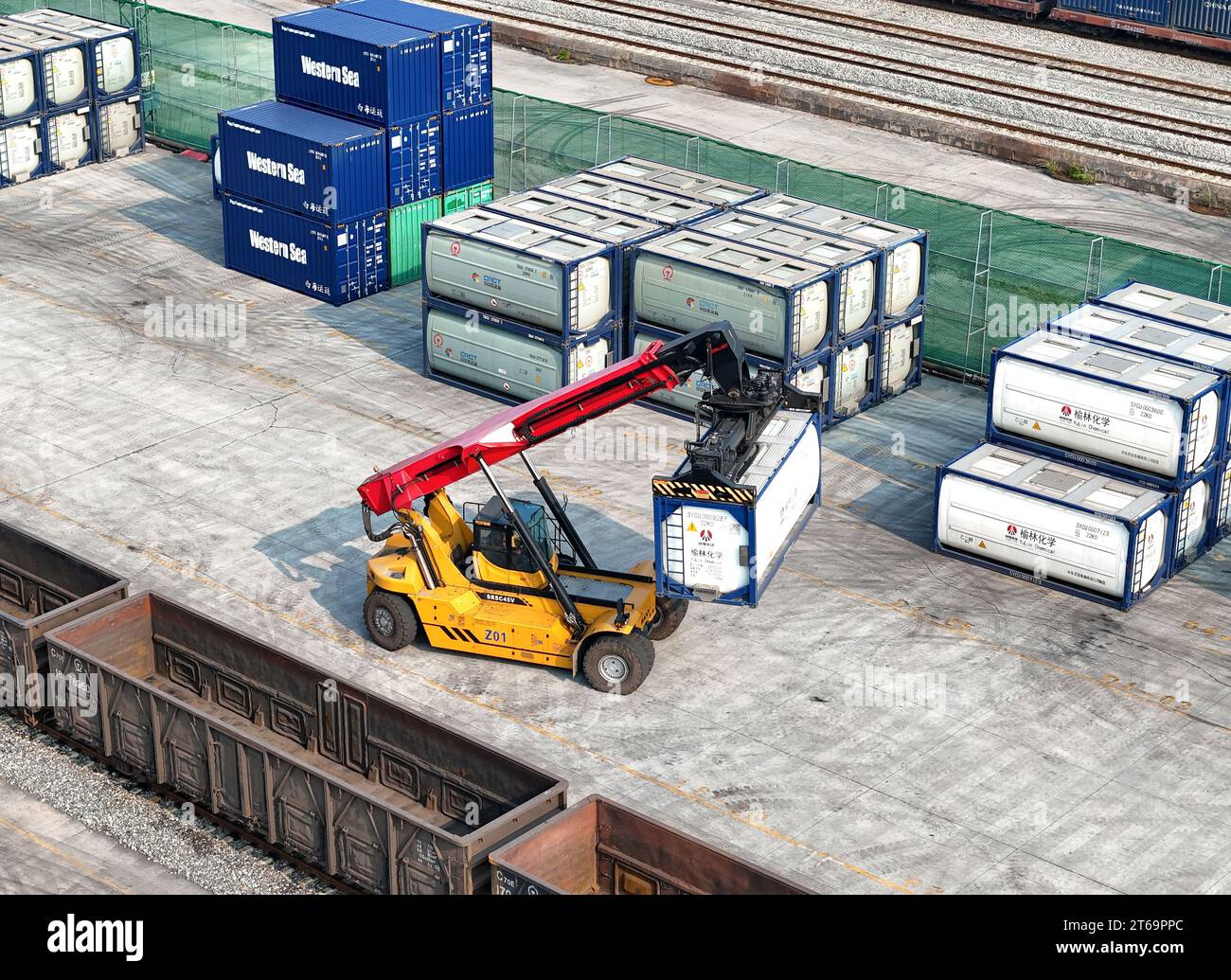 CHONGQING, CHINA - NOVEMBER 9, 2023 - A train unloads containers at the ...