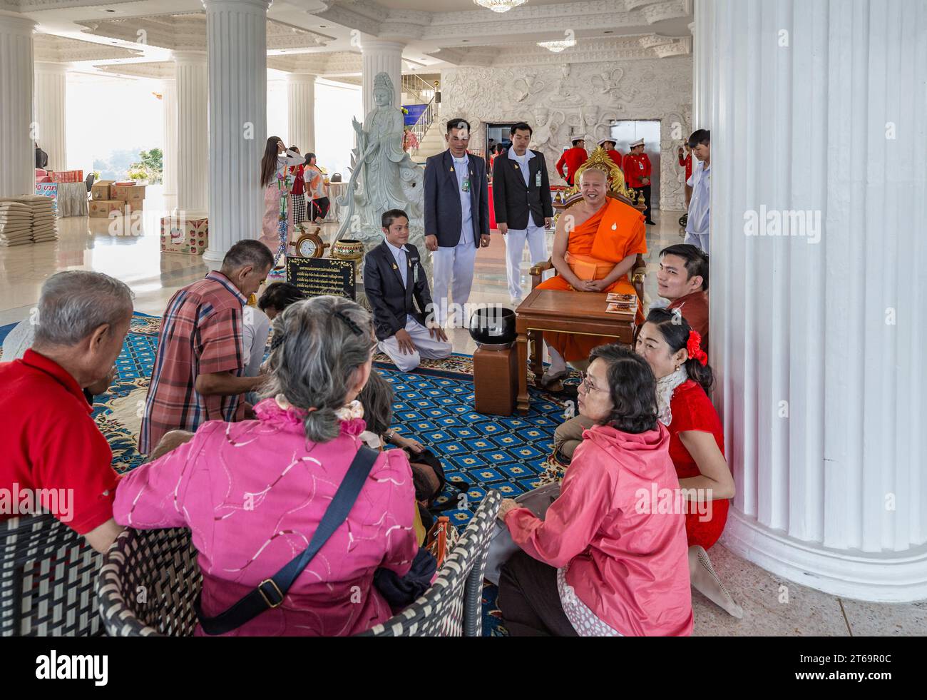 Visitors with monk at the Guan Yin (Goddess of Mercy) statue at Wat ...