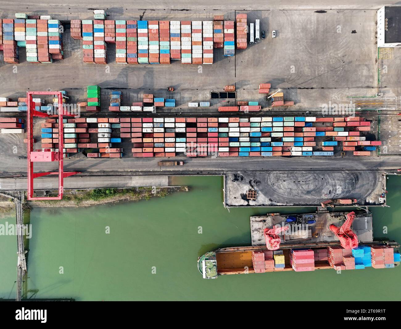 CHONGQING, CHINA - NOVEMBER 9, 2023 - Container ships load and unload ...