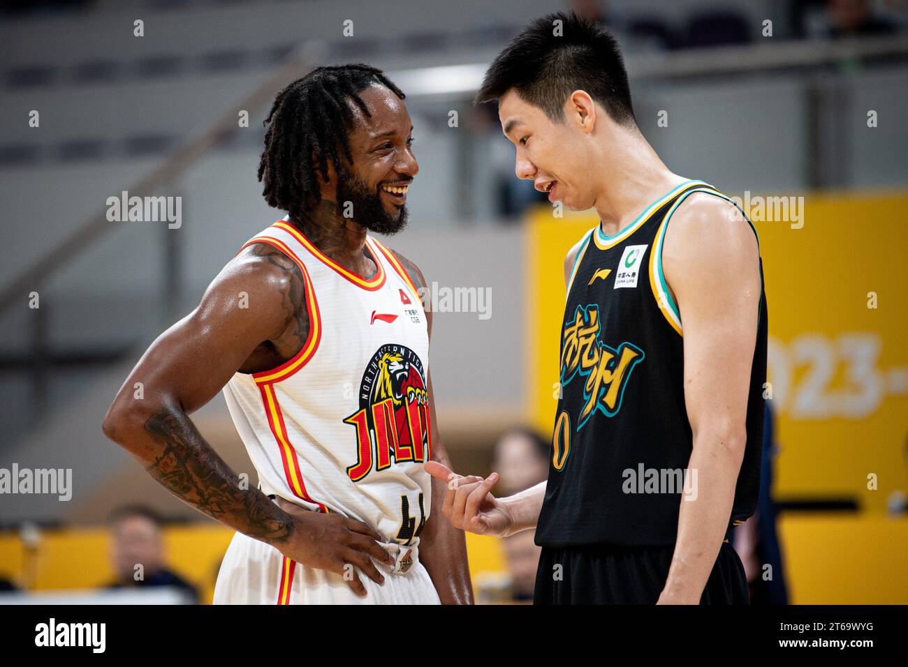 Hangzhou, China's Zhejiang Province. 9th Nov, 2023. Dezmine Wells (L ...