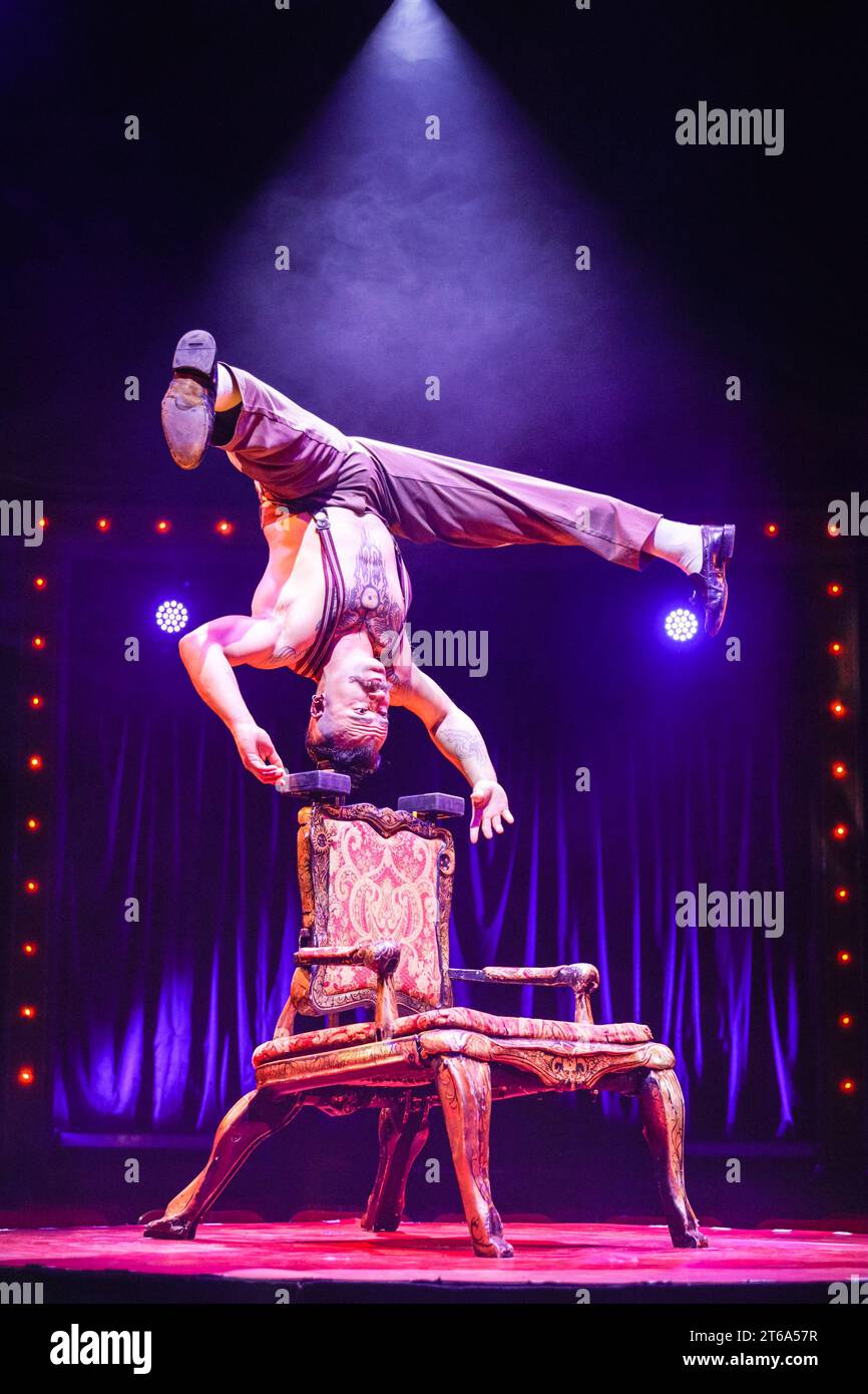 London, UK. 09th Nov, 2023. Acclaimed hand balancer, Aaron Marshall ...