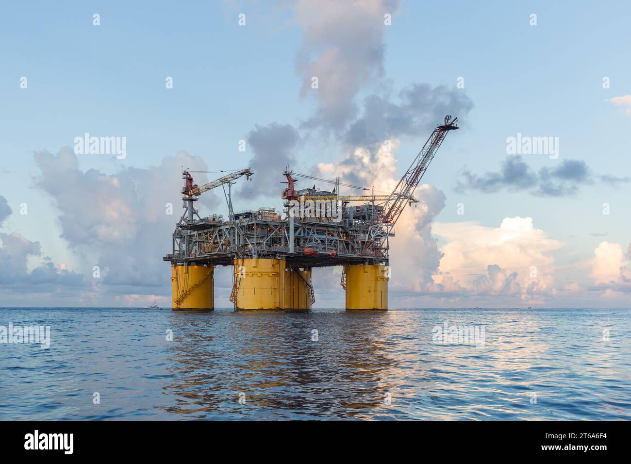 Offshore petroleum drilling rig in the Gulf of Mexico Stock Photo - Alamy