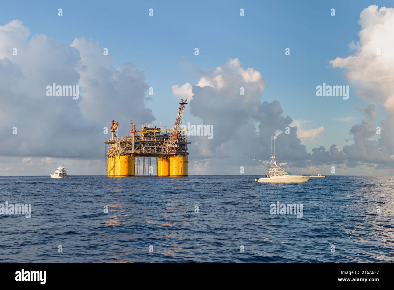 Offshore petroleum drilling rig in the Gulf of Mexico Stock Photo - Alamy