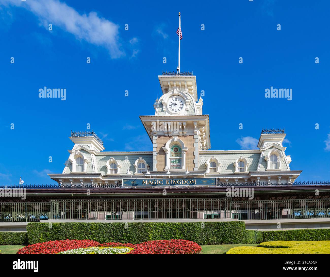 Disneyworld magic kingdom entrance hi-res stock photography and images ...