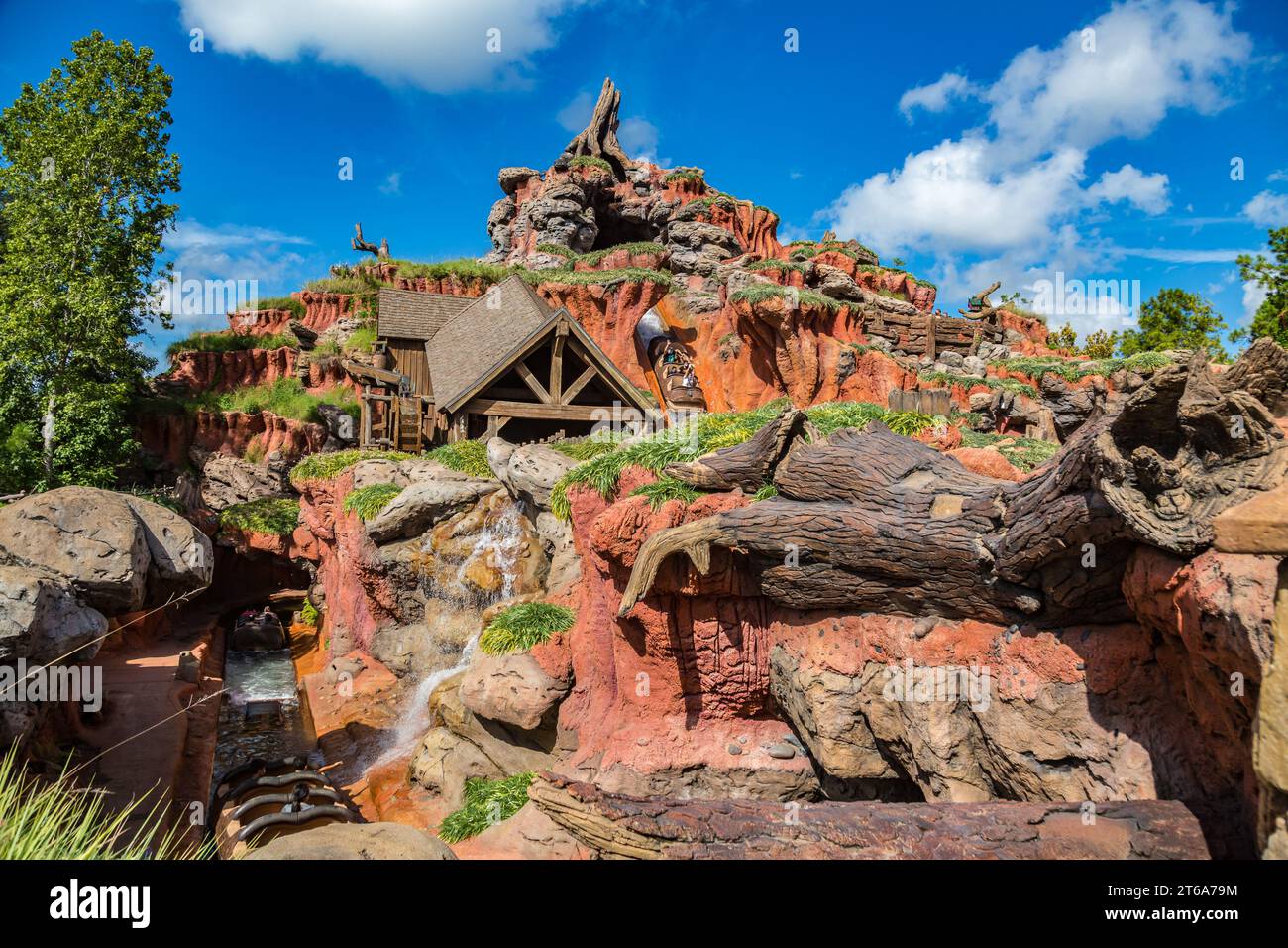 Splash Mountain log ride attraction in the Frontierland area of Magic ...