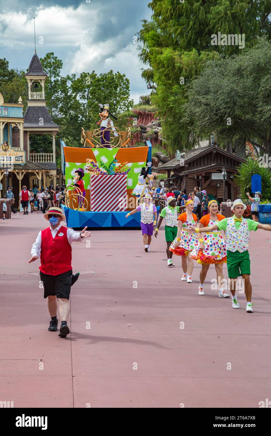 Parade of dancers and characters in the Frontierland area of Magic ...