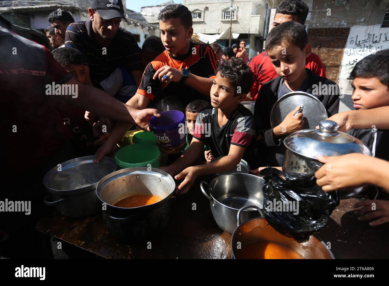 Gaza. 9th Nov, 2023. Palestinians queue to receive food at a makeshift ...