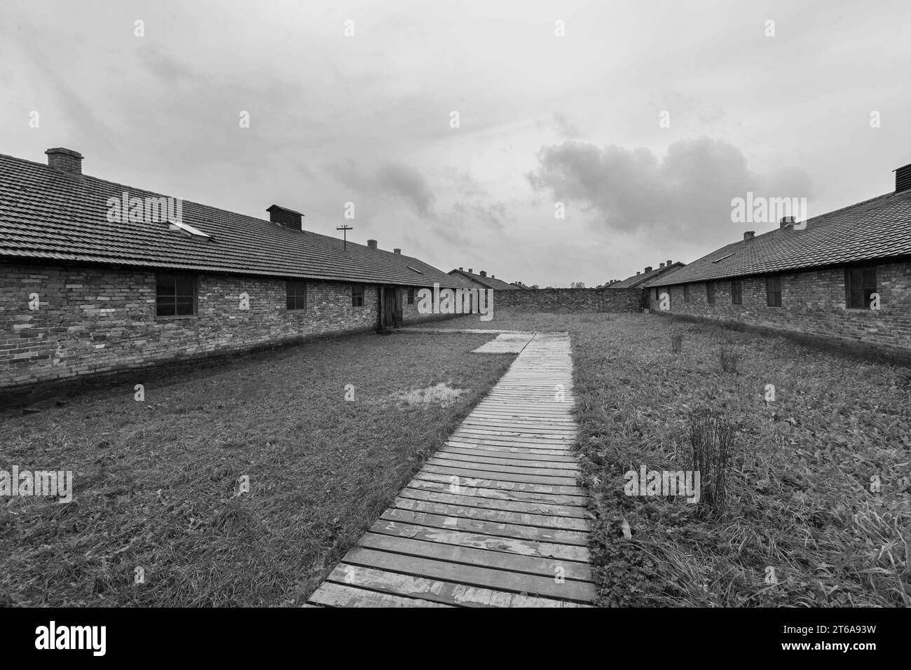 KZ Auschwitz Frauen und Kinder wurden gemeinsam in Steinbaracken ...