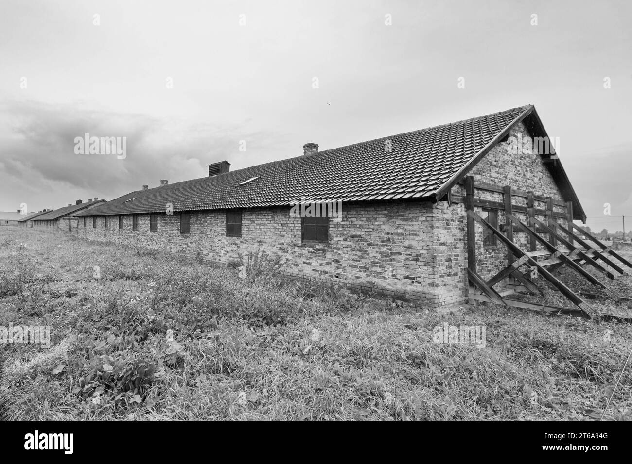 KZ Auschwitz Frauen und Kinder wurden gemeinsam in Steinbaracken ...