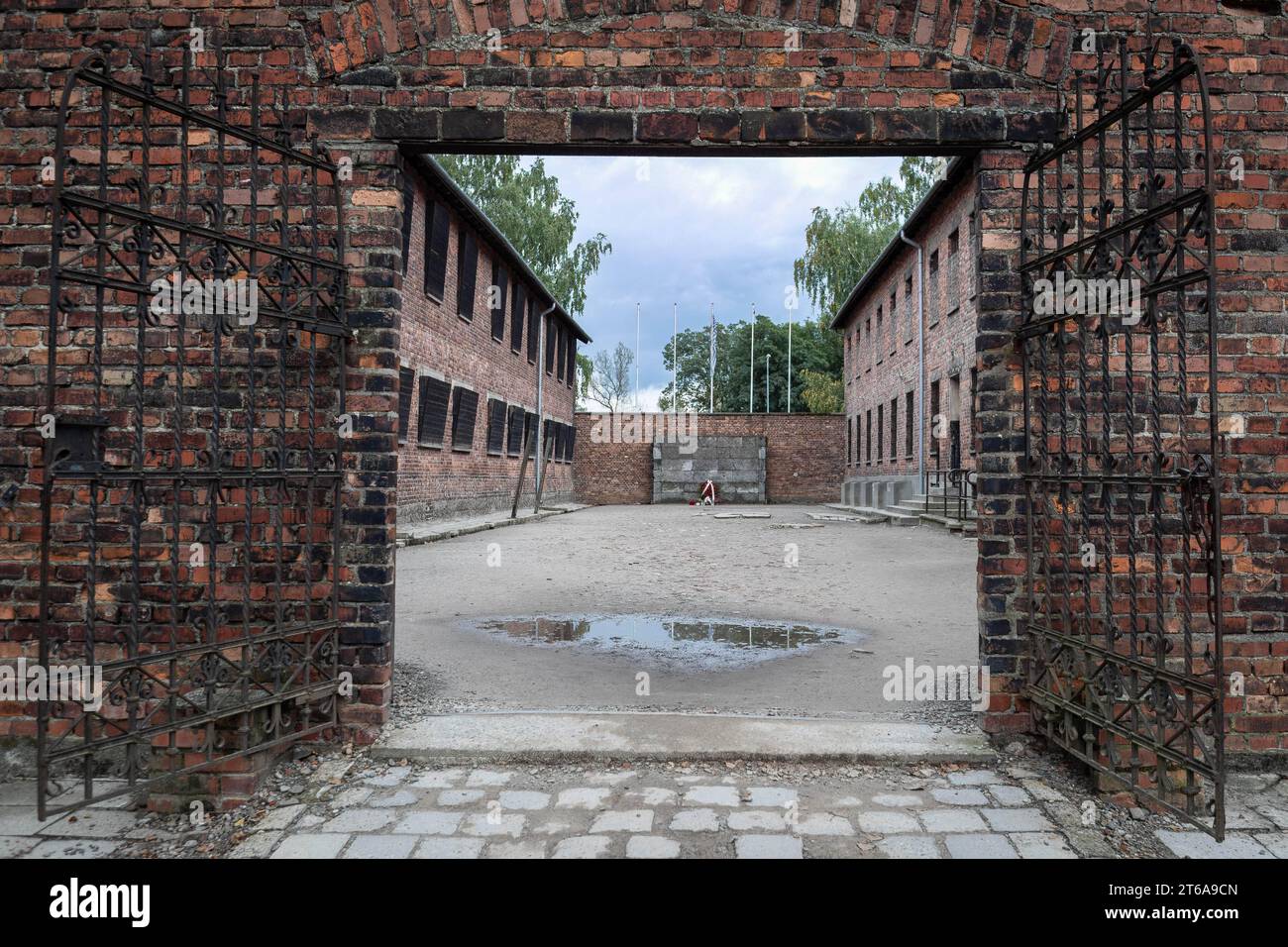 KZ Auschwitz Auf dem Hof zwischen dem Block 10 und Block 11, dem ...