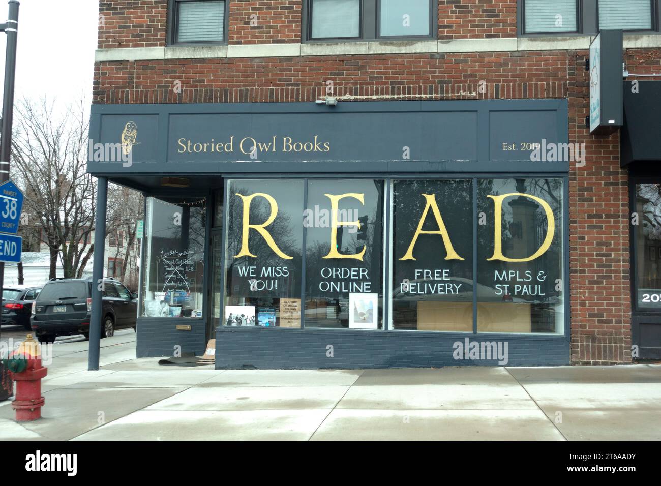 Independent neighborhood bookstore read hi-res stock photography and ...