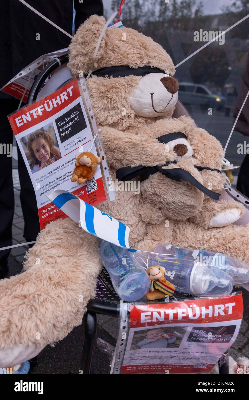 09 November 2023, Hesse, Frankfurt/Main: Flyers, teddy bears and ...