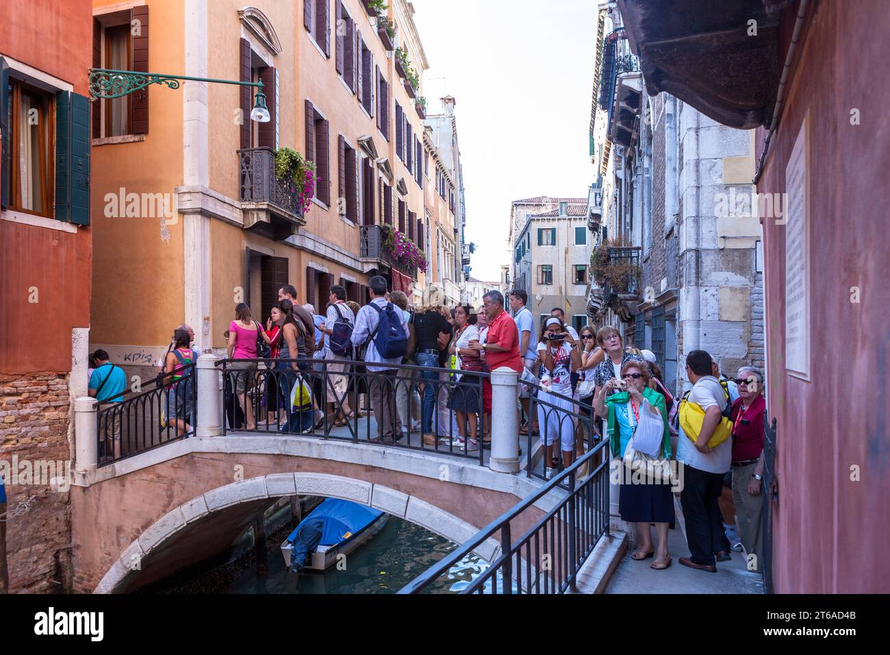 Compact crowd of tourists on a bridge in Venice, Italy Stock Photo - Alamy