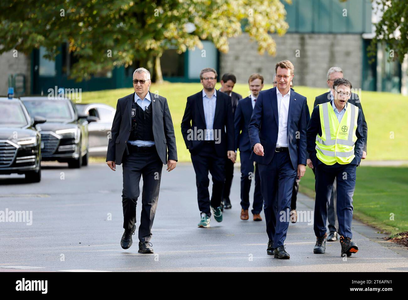 NRW-Ministerpräsident Hendrik Wüst CDU neben Bayer-Chef Bill Anderson ...