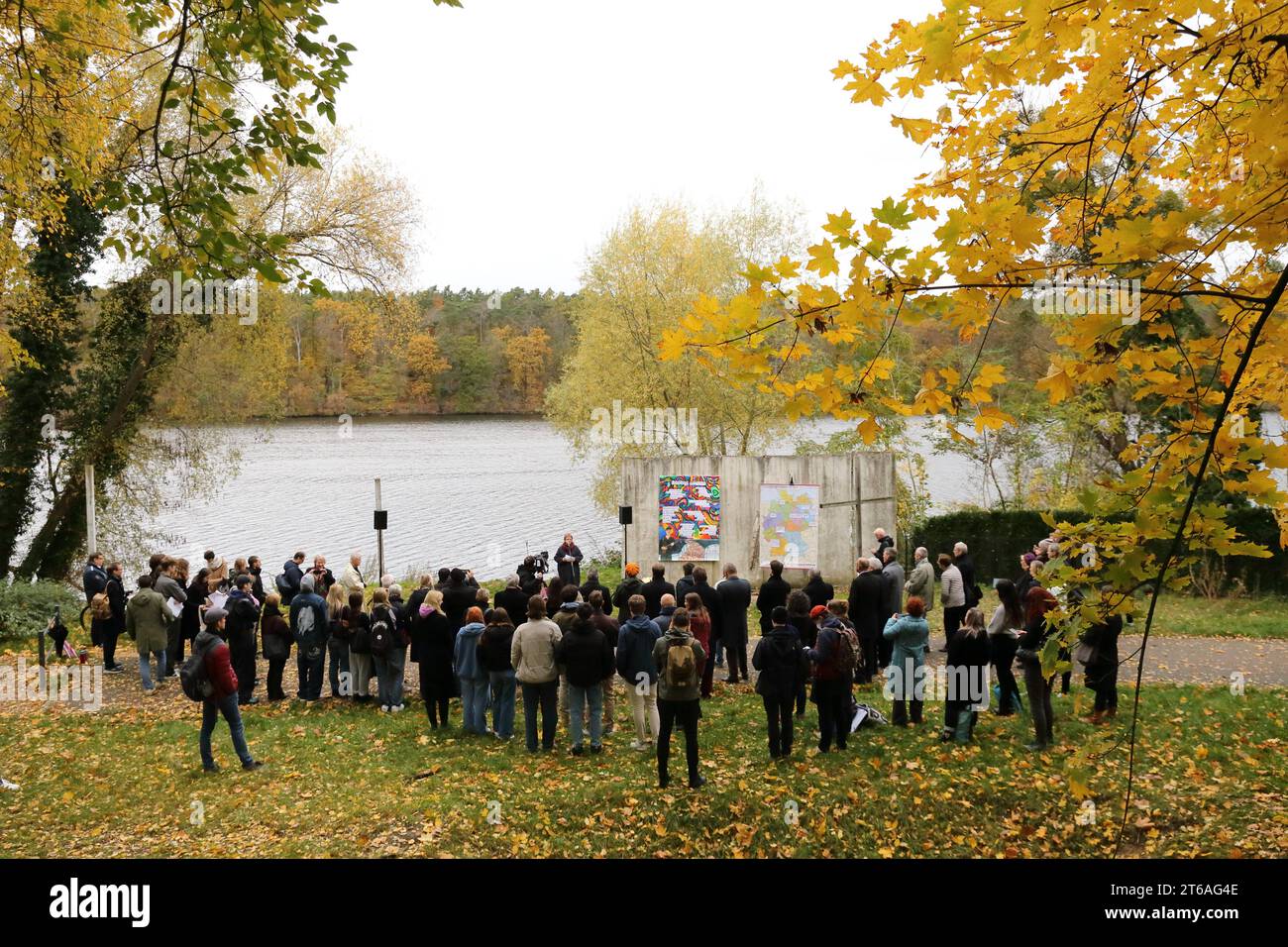 Menschen während einer Gedenkveranstaltung anlässlich des 34 ...