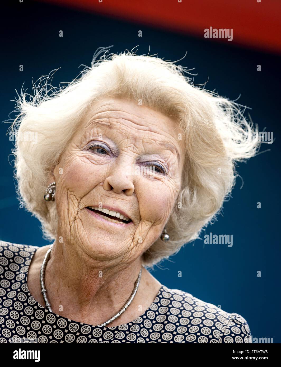 ORANJESTAD - Princess Beatrix visits the Neptali Henriquez Park ...