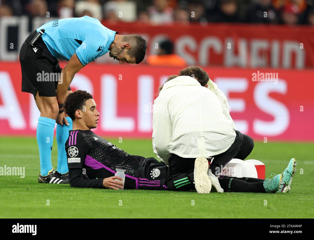 Jamal Musiala of Bayern Muenchen verletzt MUNICH, GERMANY - NOVEMBER 08 ...