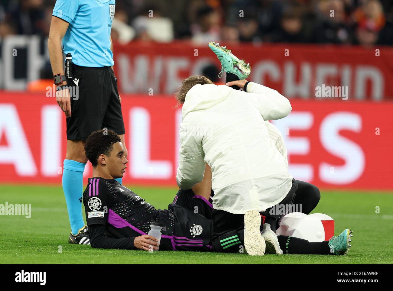 Jamal Musiala of Bayern Muenchen muss verletzt ausgwechselt werden ...