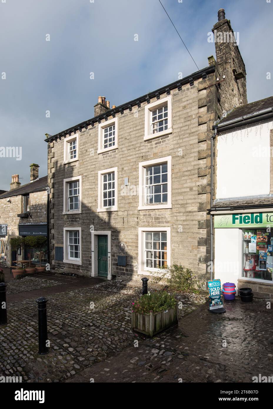 Elgar connections with settle building hi-res stock photography and ...