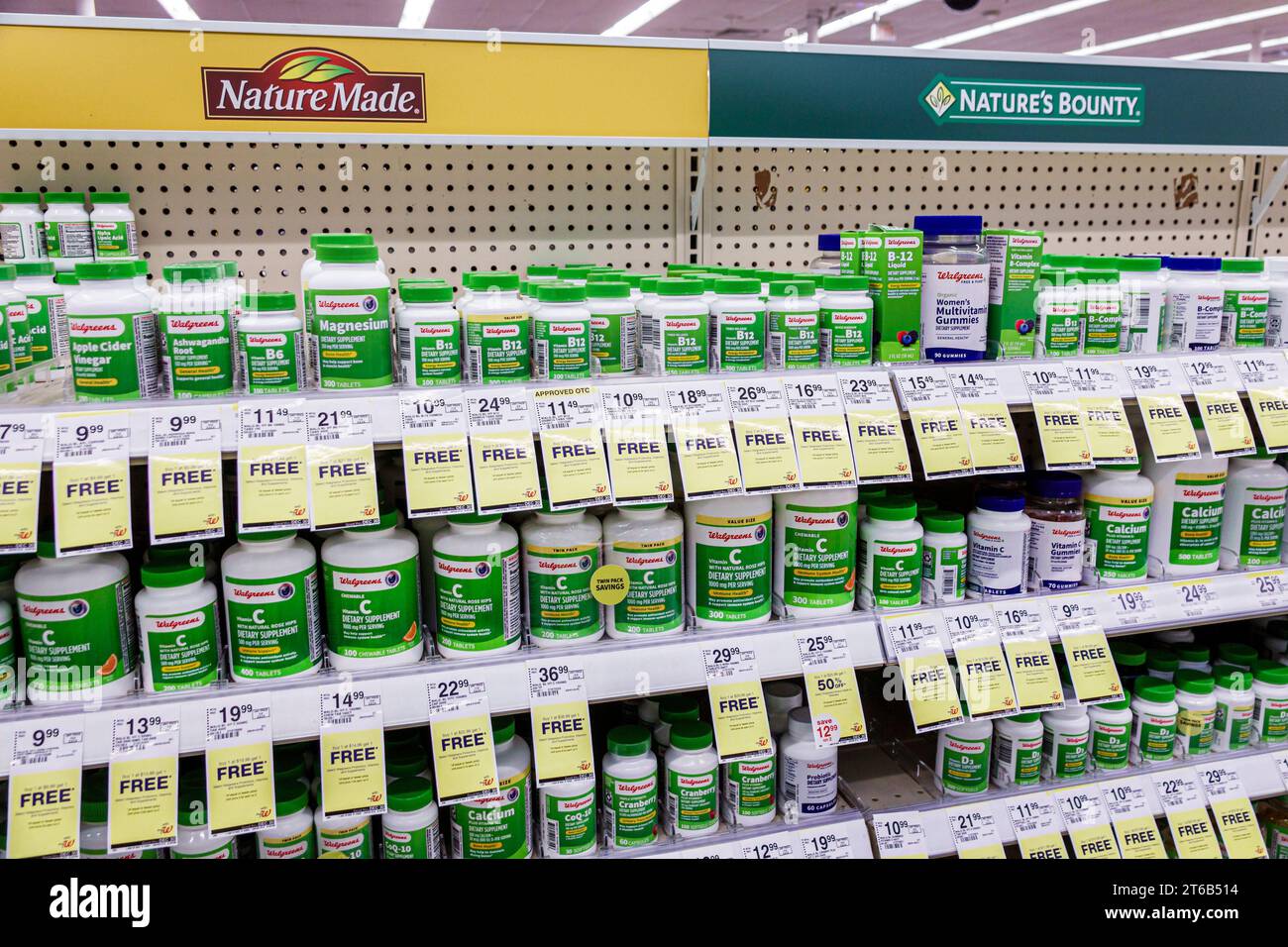 Dietary supplements on store shelf hi-res stock photography and images ...