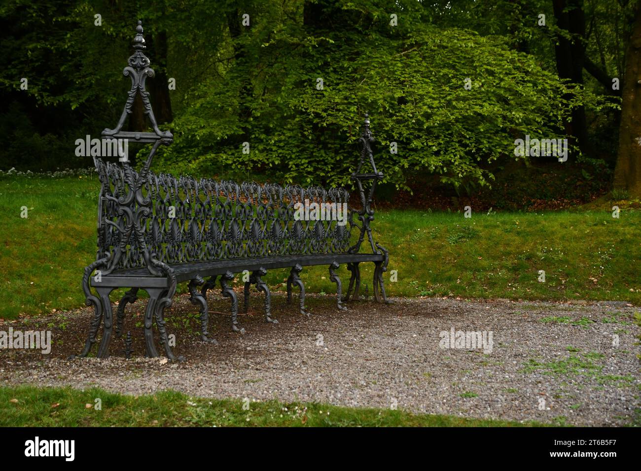 Bench in the park, Woodstock Gardens and Arboretum Stock Photo - Alamy