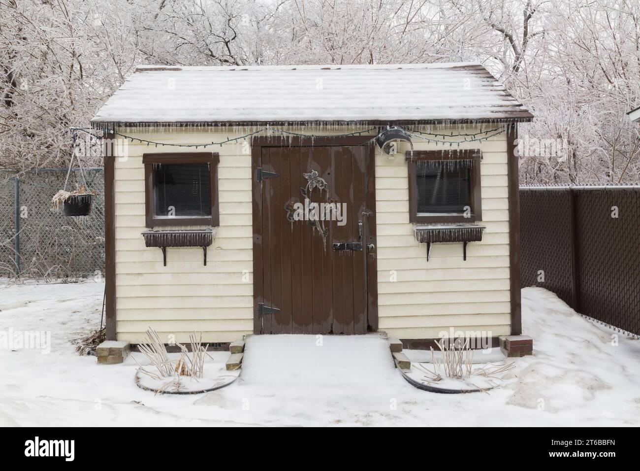 Backyard shed flower boxes hi-res stock photography and images - Alamy