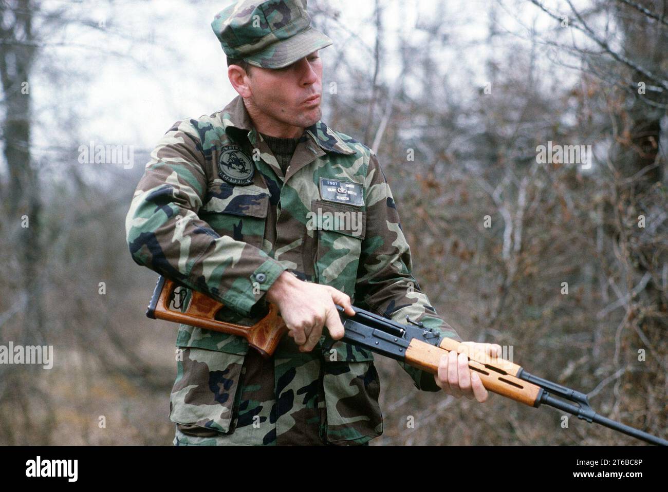 US Soldier demonstrates the use of a Dragunov sniper rifle DF-ST-85 ...