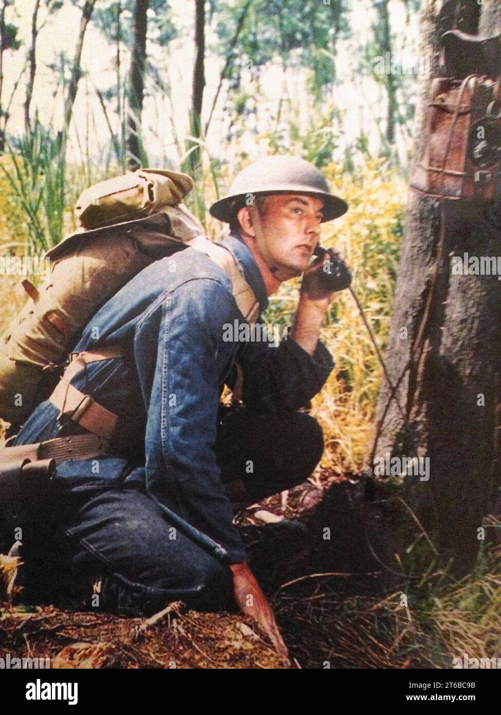 US Soldier wearsing the M-1928 infantry haversack Stock Photo - Alamy