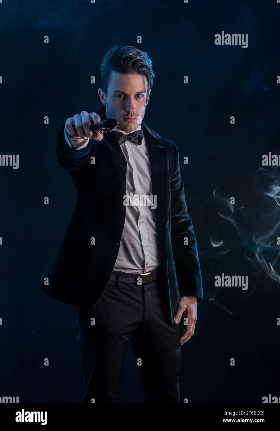 Man pointing gun at camera hi-res stock photography and images - Alamy