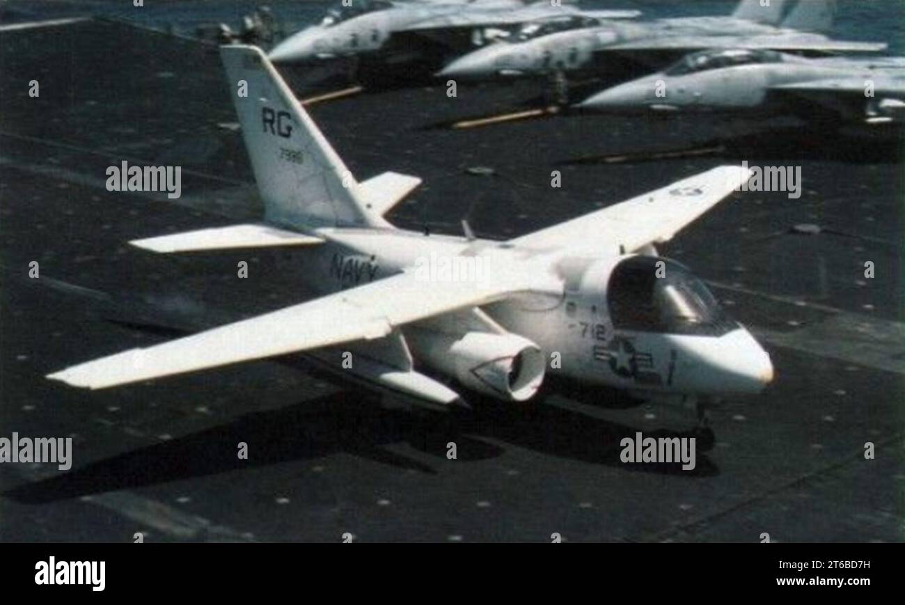 US-3A VRC-50 landing on USS Kitty Hawk (CV-63) 1985 Stock Photo - Alamy