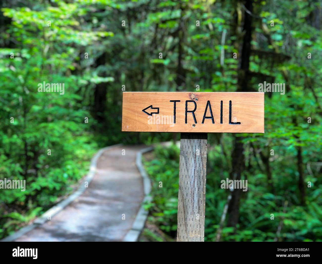 Trail Sign With Arrow Pointing Stock Photo - Alamy