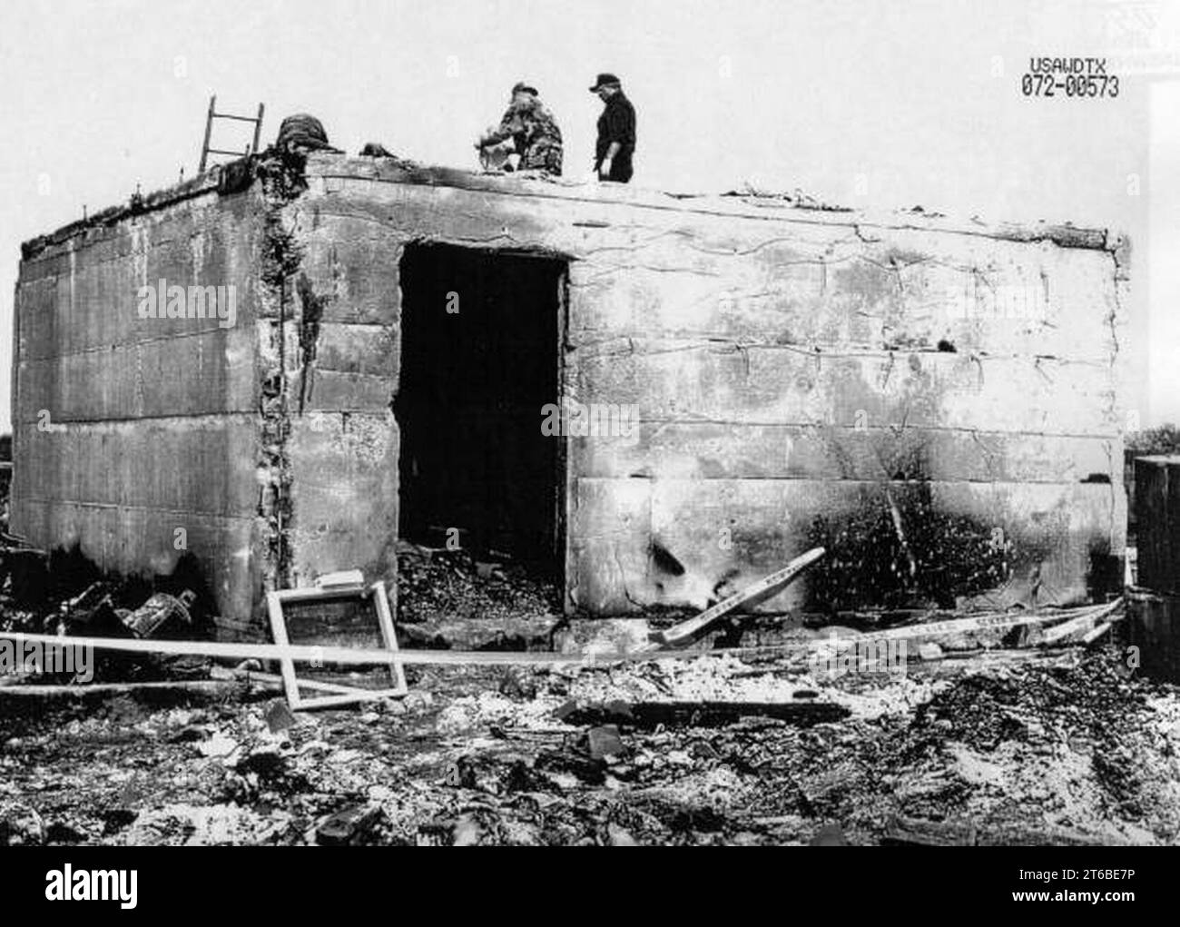 USAWDTX 072-00573 – Two men on top of Branch Davidian bunker Stock ...