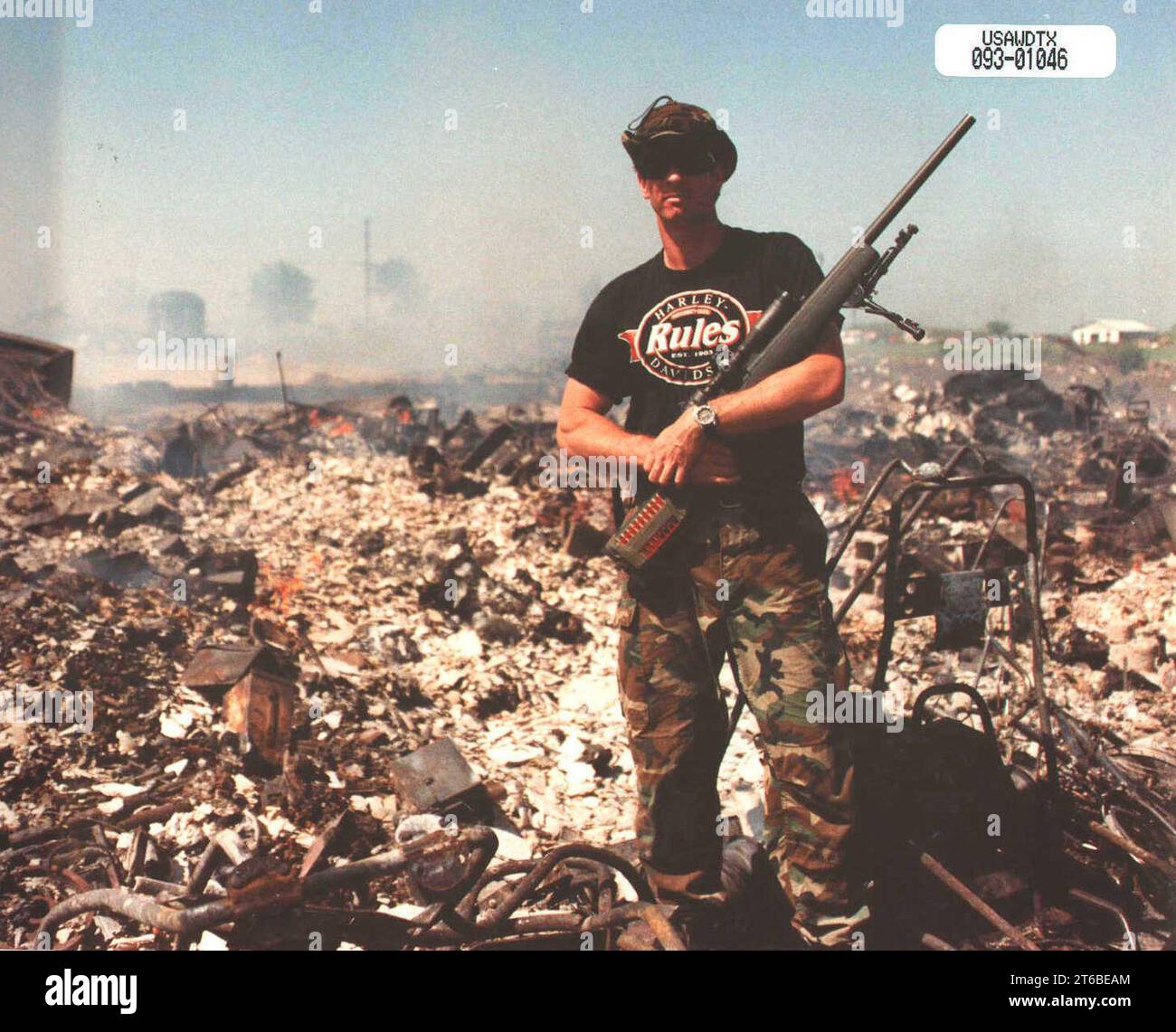 USAWDTX 093-01046 – Unidentified fed posing with corpse at Waco No. 2 ...