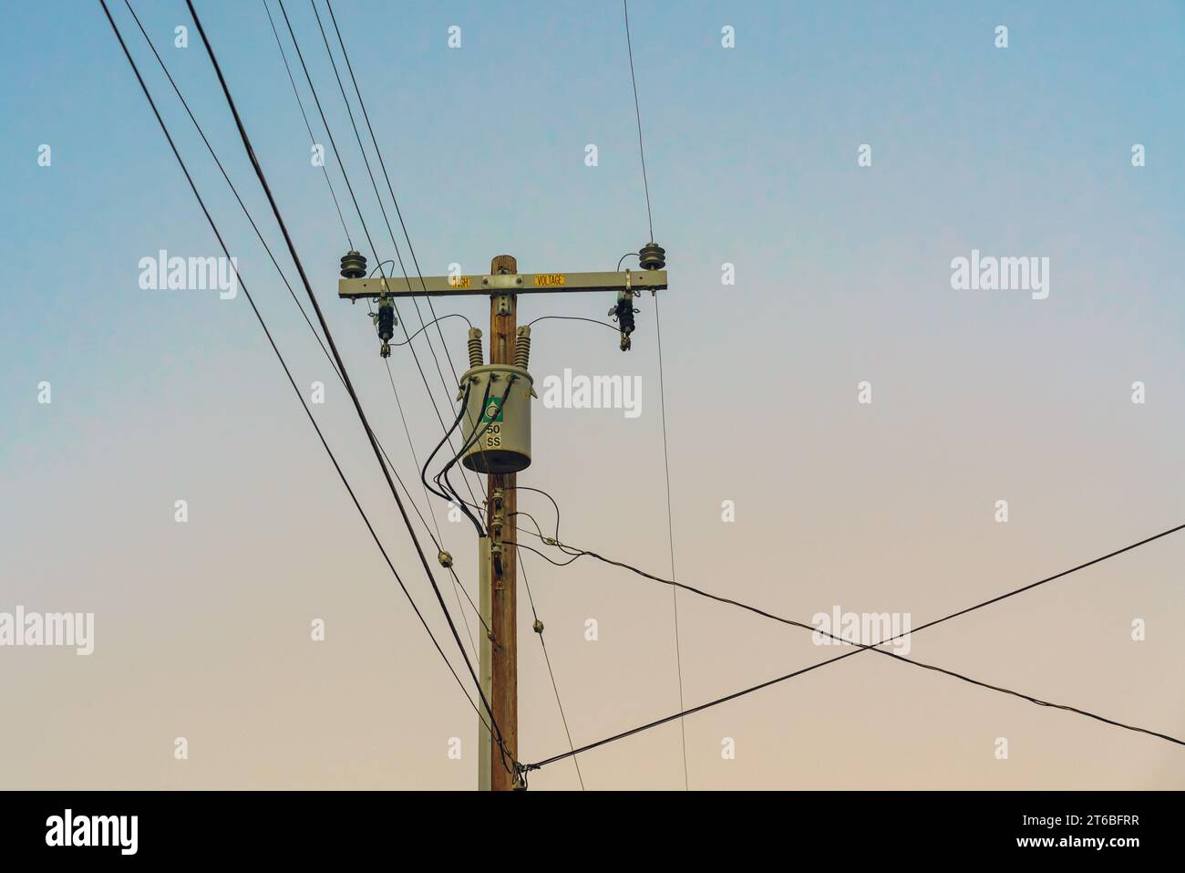 Street light power cable pole hi-res stock photography and images - Alamy