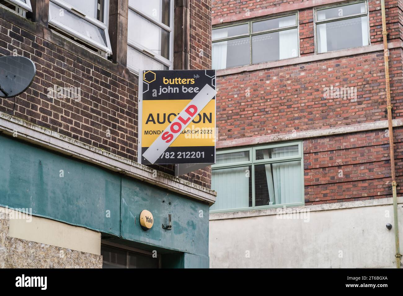 Commercial property for sale sign hi-res stock photography and images ...