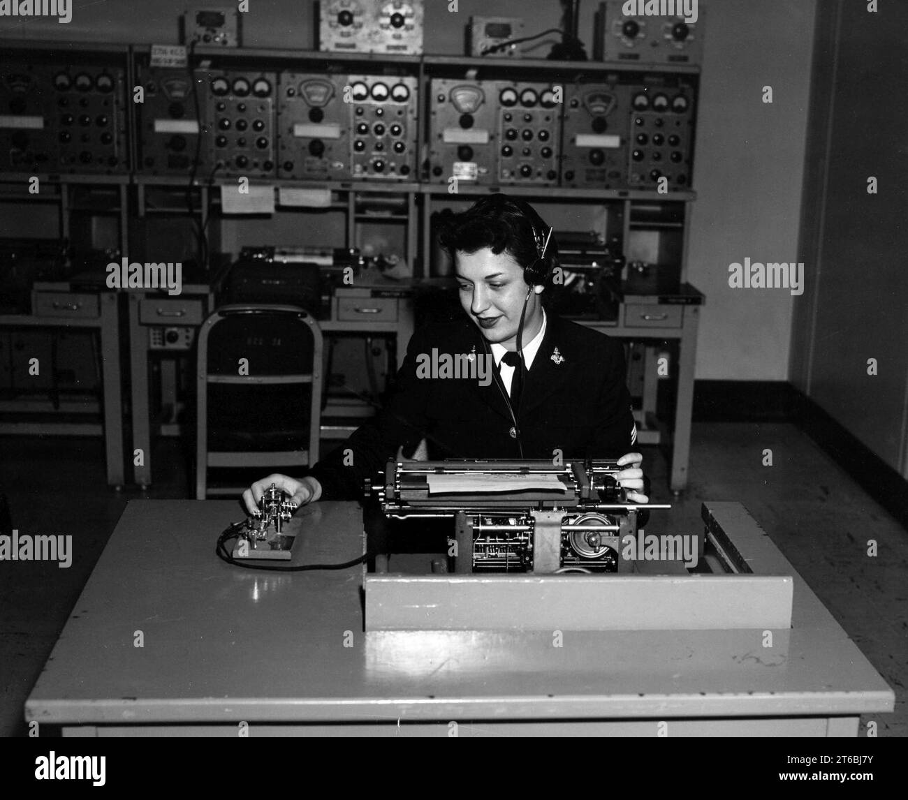 USN 1000110 - WAVE Yeoman transcribing from Dictaphone Stock Photo - Alamy