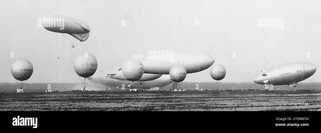 Historic airships Black and White Stock Photos & Images - Alamy