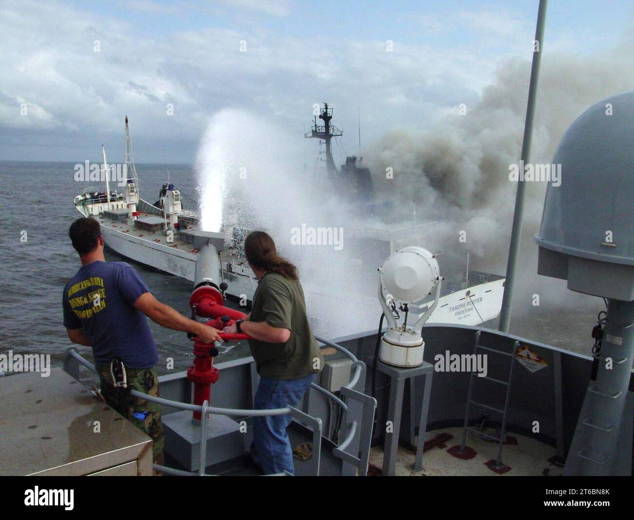 USNS Apache (T-ATF-172) and Tahoma Reefer Stock Photo - Alamy