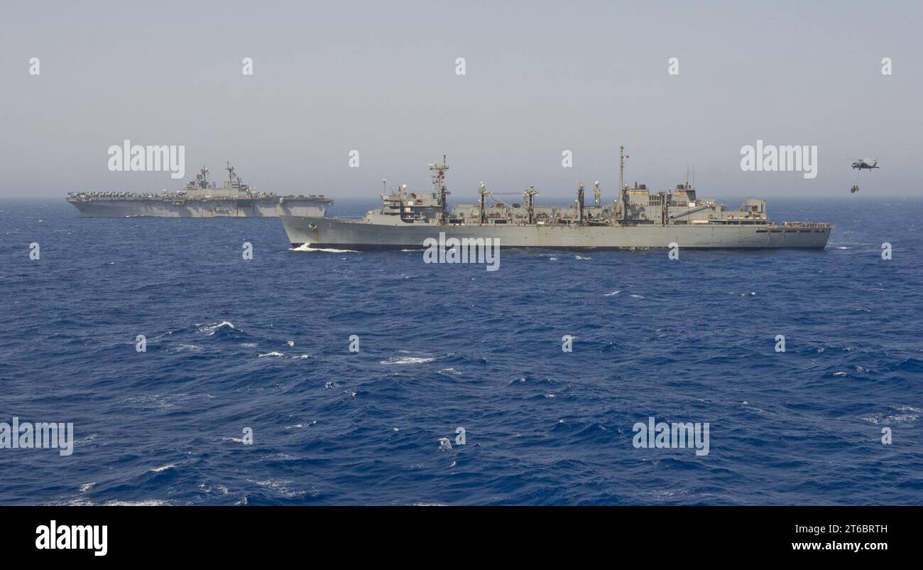 Usns rainier t aoe 7 hi-res stock photography and images - Alamy