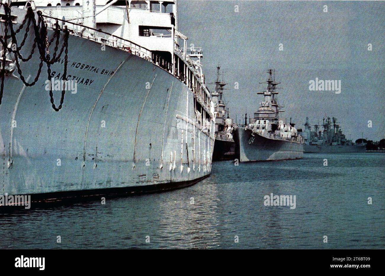 USNS Sanctuary (T-AH-17) and USS Des Moines (CA-134) in 1978 Stock ...