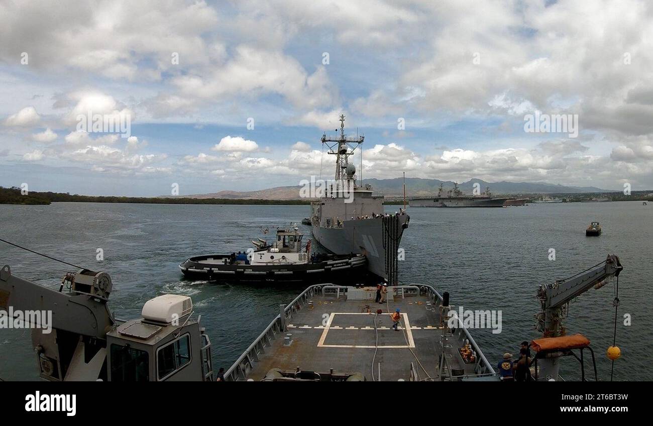 USNS Sioux tows ex-McClusky Out to Sea Stock Photo - Alamy