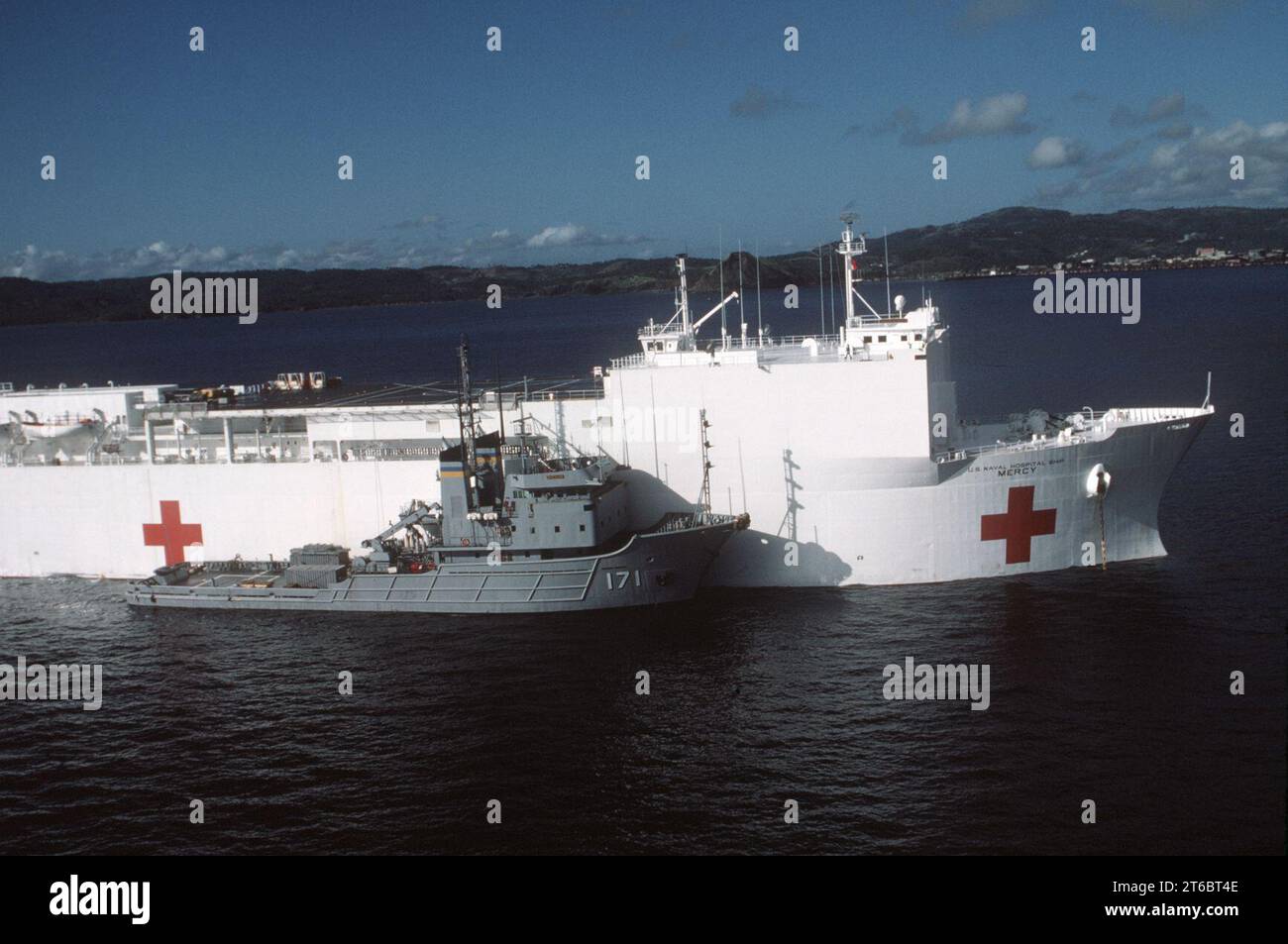 USNS Sioux and USNS Mercy in the Philippines Stock Photo - Alamy
