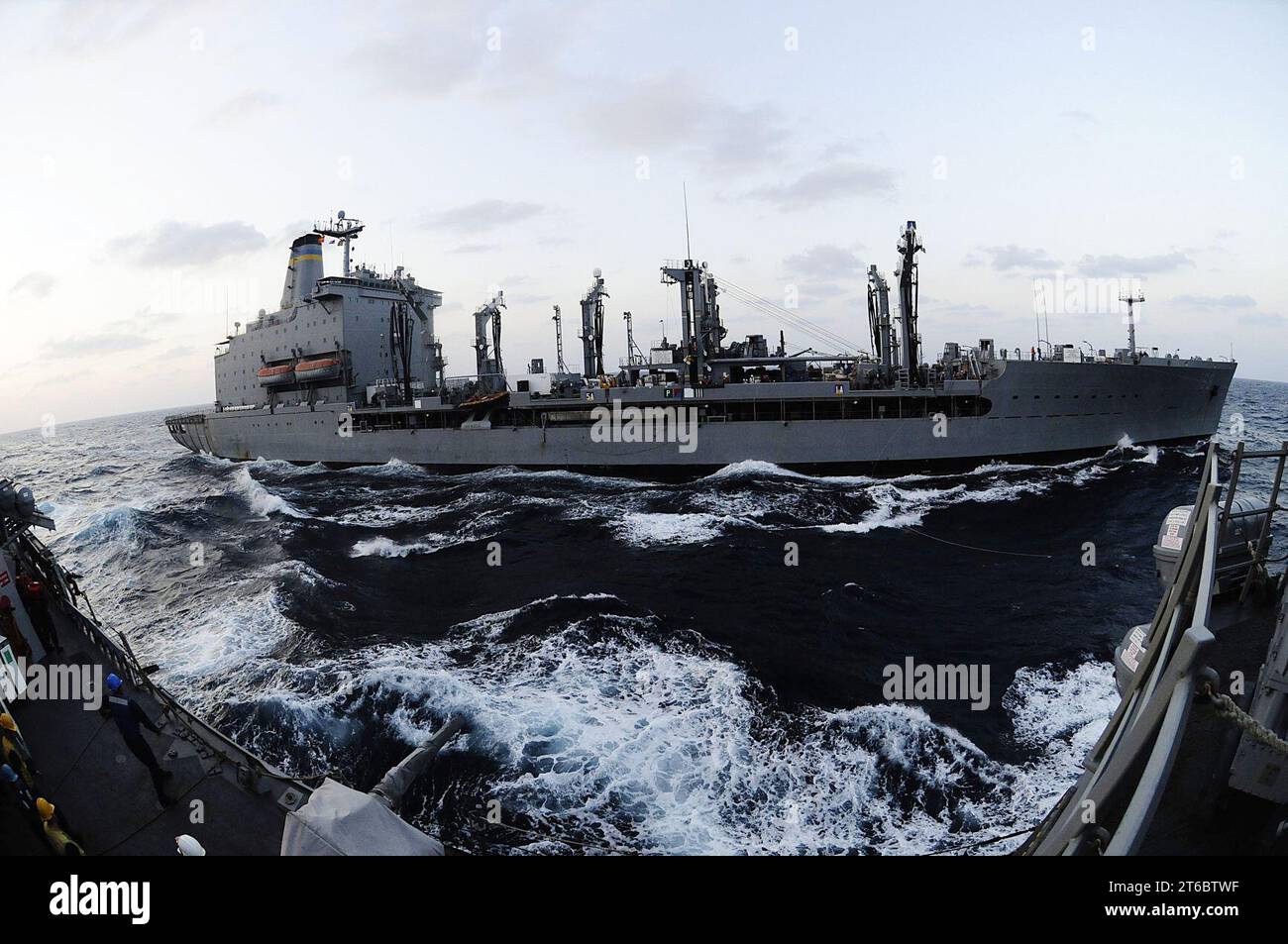 USNS Tippecanoe (T-AO-199) pulling alongside USS Mahan (DDG-72) during ...