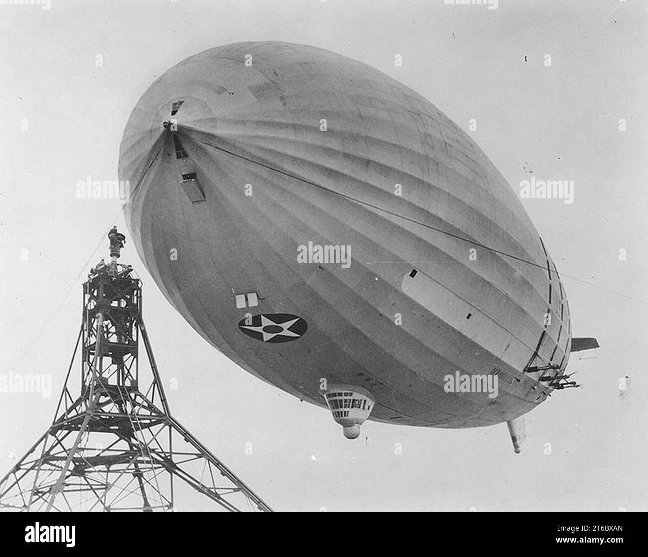 USS Akron approaches mooring mast Stock Photo - Alamy
