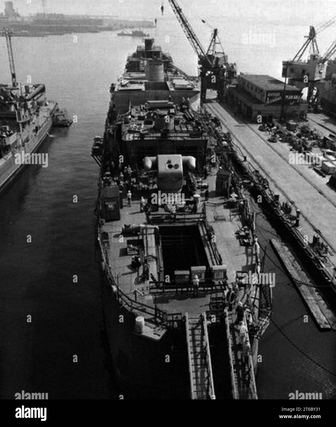 USS Albany (CG-10) at the Boston Naval Shipyard, Massachusetts (USA ...