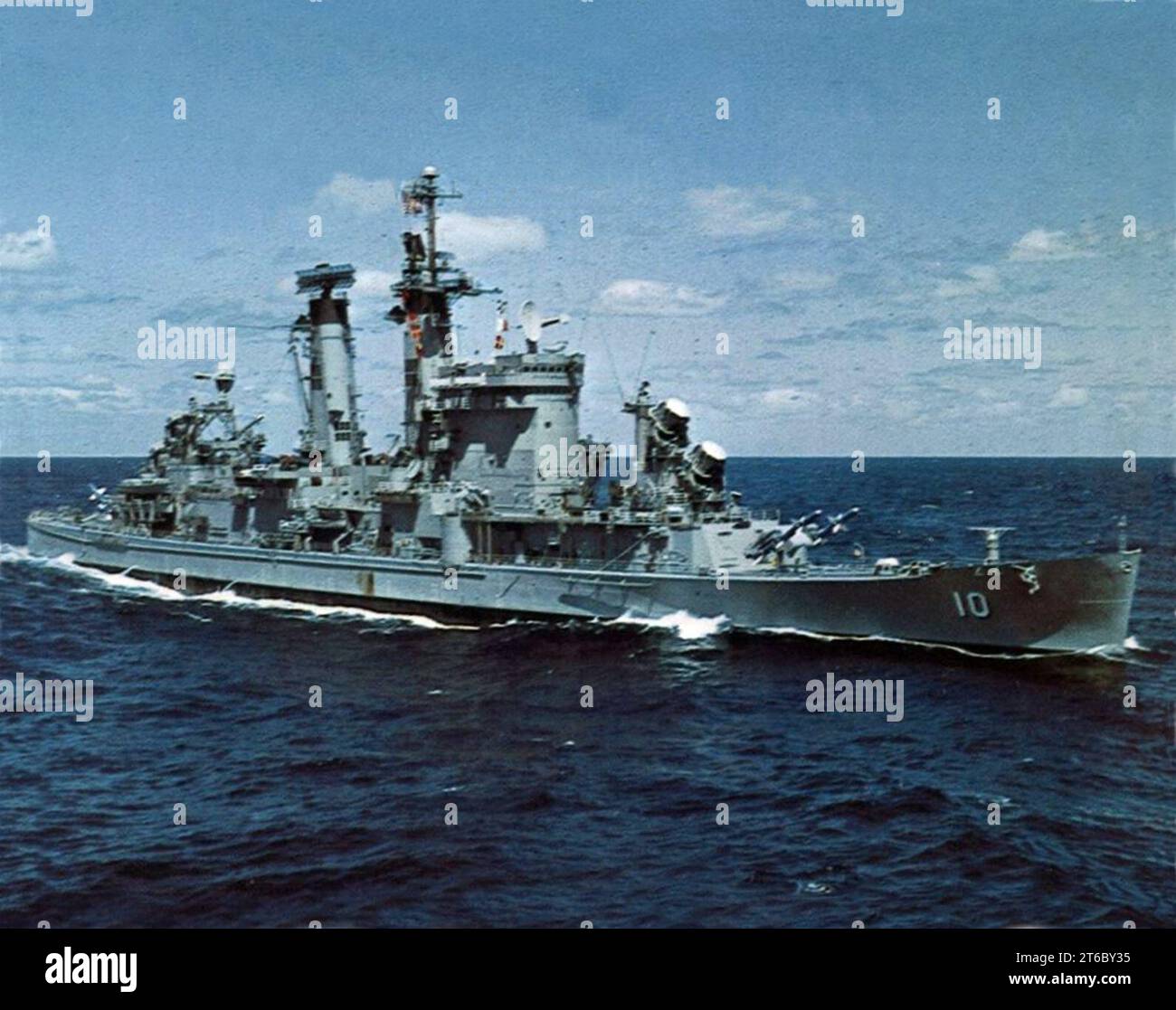 USS Albany (CG-10) underway at sea, in 1965 Stock Photo - Alamy