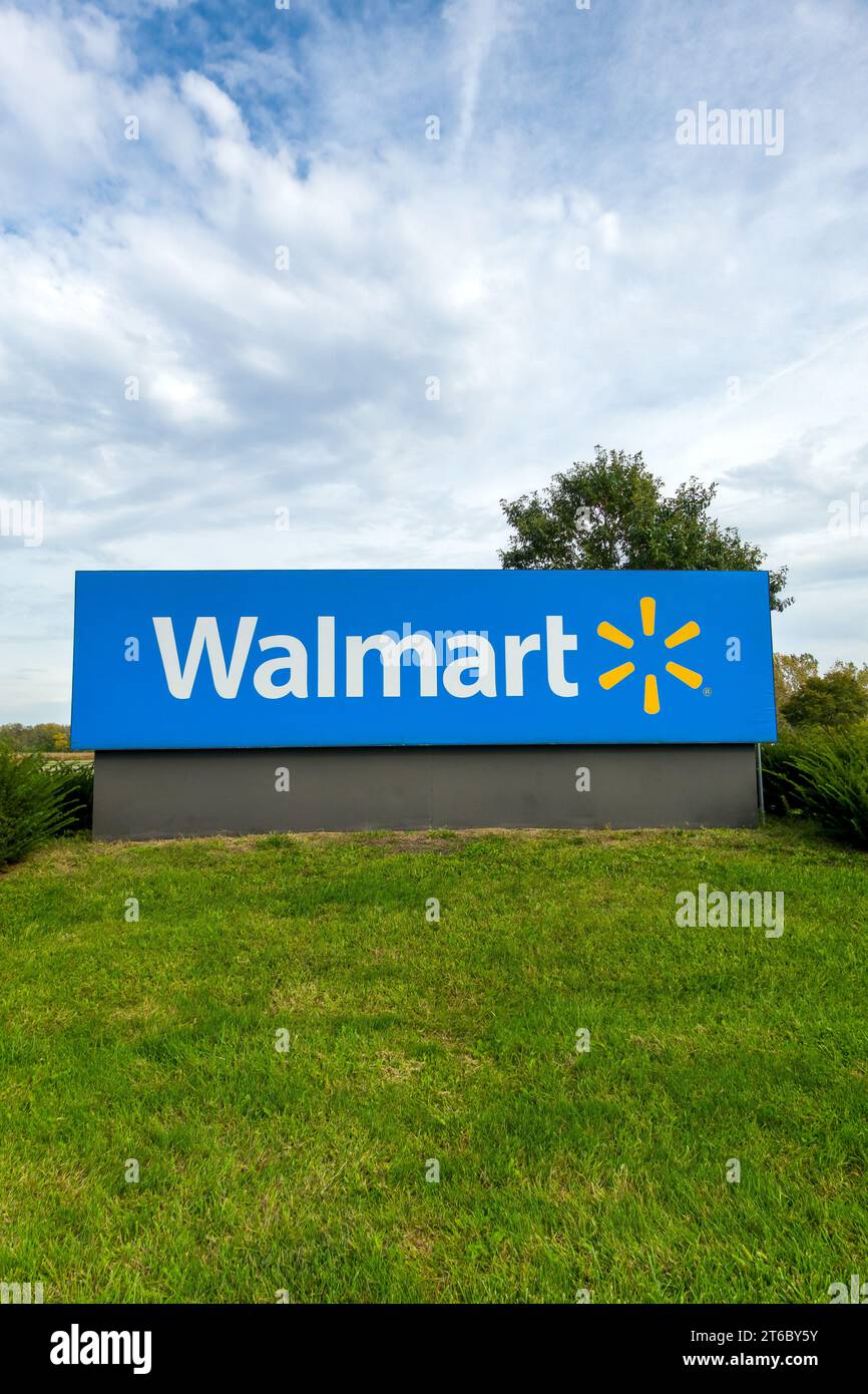SPRINGFIELD, IL, USA - OCTOBER 18, 2023: Walmart retail store exterior ...